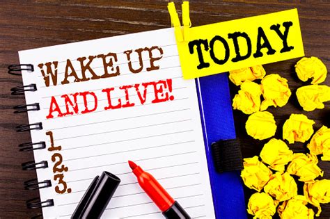 단어 쓰기 텍스트 깨워 최대 살고 동기 부여 성공 꿈 라이브 인생 도전 나무 배경에 노트북 책 종이에 오늘 작성에 대 한 비즈니스 개념 도전에 대한 스톡 사진 및 기타