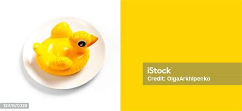 팽창식 미니 옐로우 치킨 또는 흰색 배경에 흰색 접시에 오리 창조적 인 음식 개념 담배 치킨 플랫 평신도 복사 공간 디자인을위한 수영 레이아웃을위한 추세 풍선 어린이 장난감