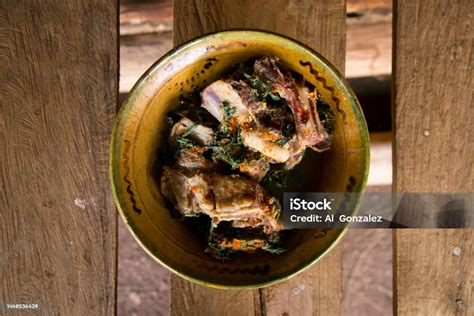 파차 망카 의식에서는 양고기 알파카 돼지 고기 및 쇠고기가 요리됩니다 또한 다양한 괴경과 야채 모두 뜨거운 돌 아래에 있고 지구로 덮여 있습니다 0명에 대한 스톡 사진 및