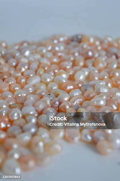 손 한 줌의 자연 담수 진주 흰 크림 복숭아 불규칙한 바로크 모양 유기물 아름다움 독창성 배경 사치 우아 보석류 패션 천연 재료 지속 가능성 강에 대한 스톡 사진 및 기타