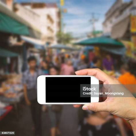 여 자가 손을 들고와 모바일 휴대 전화 스마트 전화를 사용 하 여 격리 된 화면 개념에 대한 스톡 사진 및 기타 이미지 개념 검은색 고객 Istock