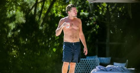Leonardo Dicaprio Paseó Por Una Playa De California Junto A Una