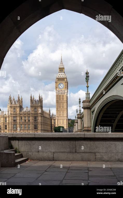 This Shot Captures An Innovative Photography Angle For Tourists In London Using The Tunnel Arch