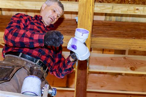남자 배관공 붙어 클로즈업 장면에서 흰색 플라스틱 화장실 파이프 건설 산업에 대한 스톡 사진 및 기타 이미지 건설 산업 건설업자 관로 Istock