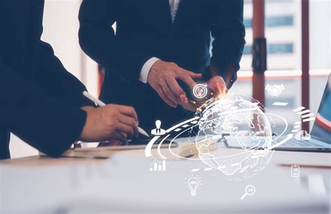 디지털 트랜스포메이션 기술 전략 Iot 사물 인터넷 아이디어의 변화와 비즈니스에서의 기술 채택 Ai 사무실에서 스마트폰과 컴퓨터 노트북을 사용하여 테이블에서 회의 2명에