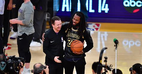 Nba 농구장에서 신난 미식축구 선수