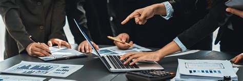 Tim Analis Menganalisis Kertas Data Bisnis Di Atas Meja Kantor Prodigy