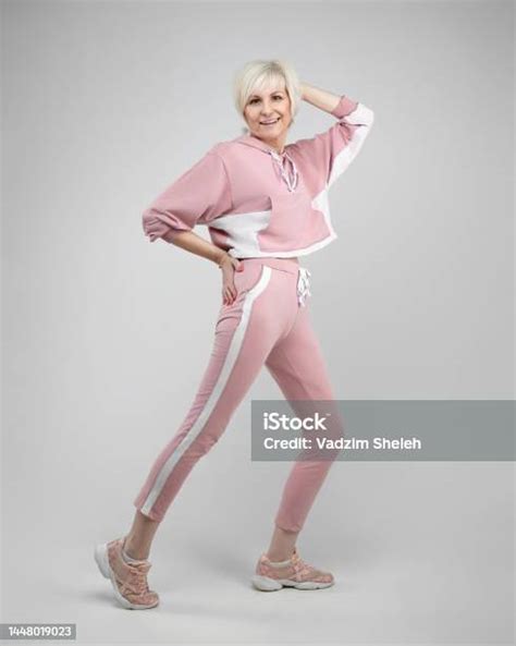 활동적인 노인 여성이 흰색 배경에 스튜디오에서 포즈를 취하고 있다 피트니스 개념 스트레칭에 대한 스톡 사진 및 기타 이미지 스트레칭 중장년 노인 Istock