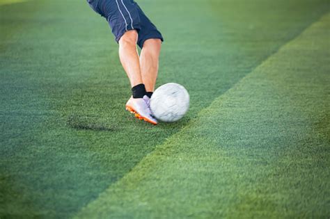 축구 선수 속도 녹색 인조 잔디에 실행 후 흐릿한 공 목표에 그것을 쏠 축구 선수 훈련 경기장에 대한 스톡 사진 및 기타 이미지 경기장 경쟁 골인 Istock