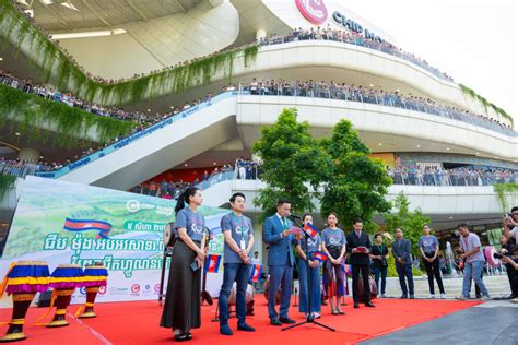 ជីប ម៉ុង ដឹកនាំបុគ្គលិកច្រើនជាងគេ ចូលរួមអបអរសារទរព្រឹត្តិការណ៍ជាប្រវត្តិសាស្ត្រនៃការ