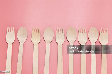 대나무 나무와 종이로 만든 친환경 일회용 식기 천연 소재 나무 숟가락 포크 친환경소재의 일회용 식기 텍스트에 대 한 배치 나무 일회용 티스푼의 레이아웃 0에 대한 스톡 사진