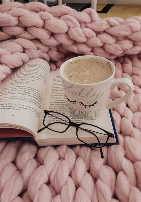담요에 커피 한 잔과 책 사진 Unsplash의 무료 갈색 이미지