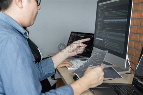 两个专业程序员在开发公司台式计算机软件编码和打字数据代html编程php和javamart软件中进行合作并从事网站项目工作来源一高清图片下载