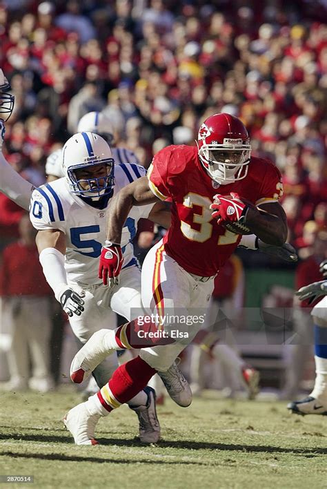 Running Back Priest Holmes Of The Kansas City Chiefs Runs The News