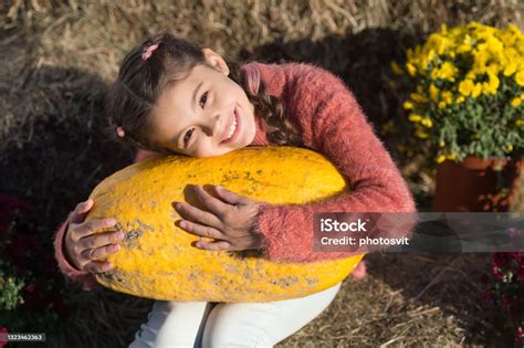 휴식을 취할 수 있는 최고의 장소입니다 쾌활한 아이 말린 꽃 가을 조성 호박에서 요리 할 수있는 것 수확이 풍부한 가을 수확 시즌 작은 소녀 큰 호박 할로윈 준비 추수
