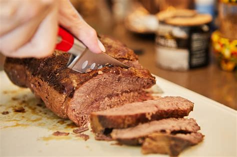 요리사는 와인 소스에 양파로 튀긴 쇠고기 조각을 조각으로 잘라 서빙합니다 프랑스 미식가 요리 고기에 대한 스톡 사진 및 기타