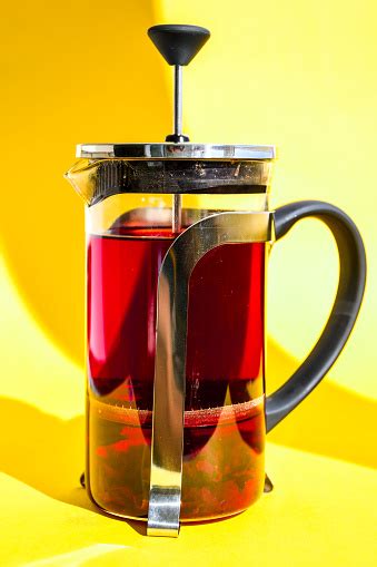 뜨거운 히비스커스 차 신선한 양조 매운 과일 차 허브 장미 꽃 텍스트 복사 공간 노란색 배경에 뜨거운 건강 음료와 유리 주전자