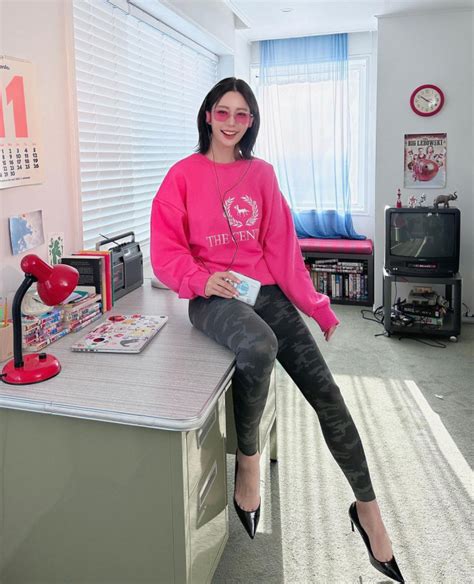 클라라 노출 없어도 섹시한 Y2k 패션