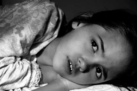 Kleines Mädchen Hat Vor Albträumen Angst Stockfoto Bild Von ängstlich