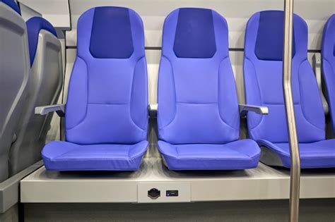 옆면에 전기라고 적힌 버스의 파란색 좌석 프리미엄 사진