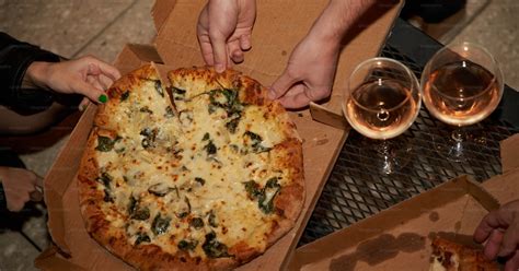 상자에서 피자를 잡는 사람들의 그룹 사진 Unsplash의 피자 이미지