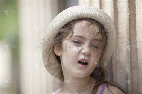 一个戴草帽的小女孩的肖像