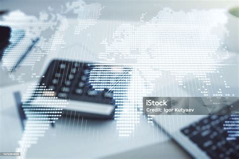 계산기 및 Pc 배경 빅 데이터 및 블록 체인 개념에 추상적 인 디지털 세계지도 홀로그램의 이중 노출 세금에 대한 스톡 사진 및 기타 이미지 Istock