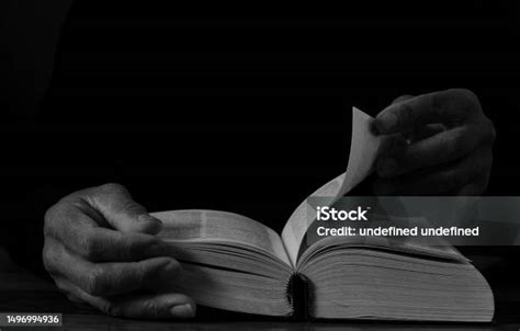 기도하는 것 와 하나님 와 손 통하고 있는 성경 함께 검정 회색 배경 와 사람들 스톡 이미지 스톡 사진 검은색에 대한 스톡 사진 및 기타 이미지 Istock