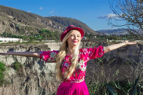 아름 다운 금발의 여자는 모자 팔 뻗은 의미 합니다 에 산 그리고 계곡 배경 행복 한 골짜기에 대한 스톡 사진 및 기타 이미지 골짜기 꽃 식물 낮 Istock