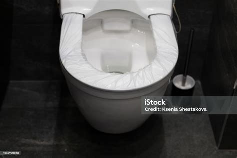 변기 가장자리에 일회용 커버 패드 공용 화장실의 화장실 위생 시스템 자동 필름 교체 시스템 림이있는 화장실 스마트 현대 배관 자동에 대한 스톡 사진 및 기타 이미지 Istock