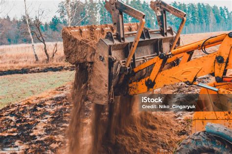 도로 공사 중 건설 현장에 큰 철제 양동이가 달린 굴삭기 백호는 기초를 파고 있습니다 개발에 대한 스톡 사진 및 기타 이미지 개발 건물 외관 건설 기계류 Istock