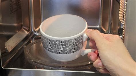 전자레인지 청소 ‘이것 한 컵 넣고 돌렸더니 기름때까지 싹 지워졌습니다