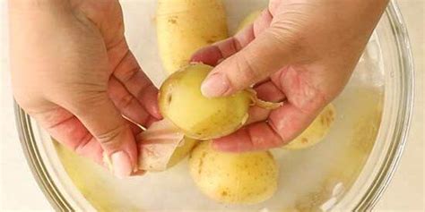 The Easiest Way To Peel A Boiled Potato Without A Peeler Peeling