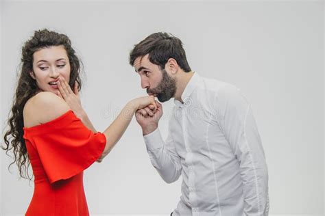 El Muchacho Bonito Joven Besa A Su Muchacha Hermosa Maravillosamente Durante Esta Muchacha