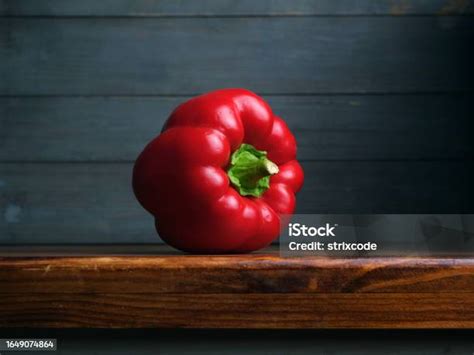 붉은 고추와 함께 정물화의 이미지입니다 짙은 나무 배경 앤티크 나무 테이블 0명에 대한 스톡 사진 및 기타 이미지 0명 가을 건강한 식생활 Istock