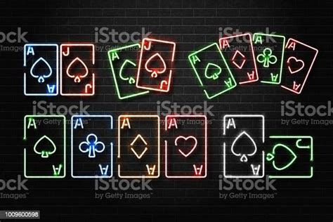 장식 및 벽 바탕에 취재에 대 한 카드 놀이의 현실적인 격리 된 네온 사인의 벡터 집합입니다 포커 카지노와 도박의 개념입니다 간판에 대한 스톡 벡터 아트 및 기타 이미지
