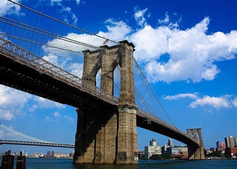 Brooklyn Bridge Glows New Lights Illuminate Iconic Landmark La Voce Di New York