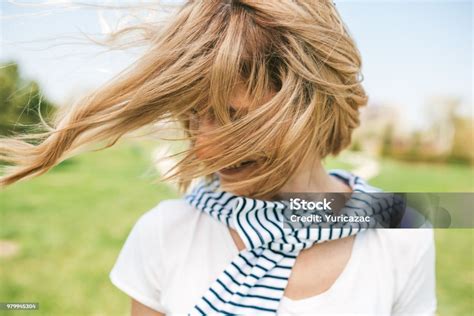 금발 머리를 날 려와 함께 낭만적인 행복 여성 Portait 가까이는 날씨와 맑은 날 밖에 서 즐길 수 있습니다 공원에서 얼굴에 바람이 머리와 웃 고 하는 아름 다운 젊은