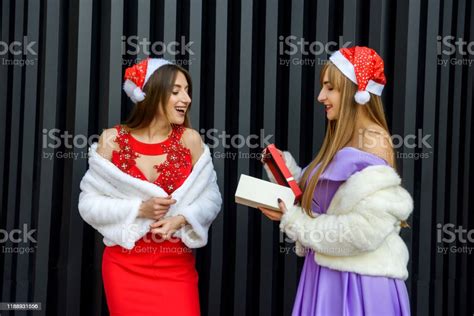 선물 상자를 들고 두 여자 새해 또는 크리스마스 또는 생일 축하 선물 하기 12월에 대한 스톡 사진 및 기타 이미지 12월 12월 31일 2020년 Istock