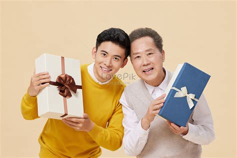 父親節父子手拿禮物盒圖片素材 圖片尺寸8192 × 5464px 高清圖案501753518