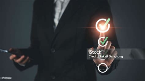 디지털 작업 체크리스트 또는 스마트 일일 체크리스트 개념 가상 화면 성능 체크리스트에 체크 표시 사무실에서 작업 문서 또는