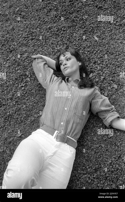 Marie Versini Banque Dimages Noir Et Blanc Alamy