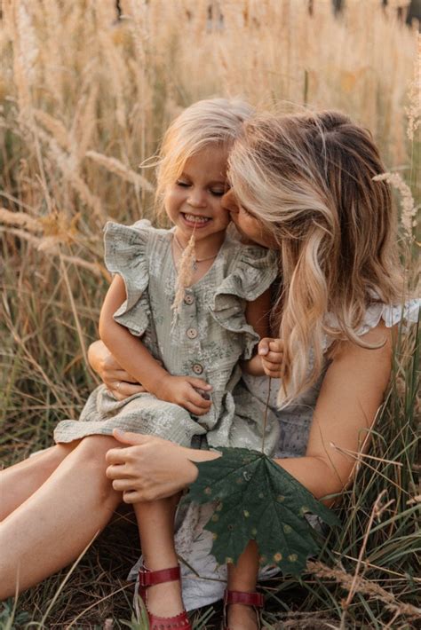 Мама и дочка Фотосессия позы Фотосъемка Пляжные семейные фотографии