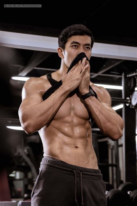 အမိုက်စားခန္ဓာကိုယ်ကို ပေါ်လွင်အောင်ပြသထားပြီး အထာကျကျဆွဲဆောင်မှုရှိကာ