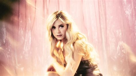 Chloe Adams The First Ever Online Concert Vierlive