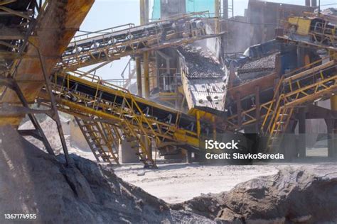 분쇄 기계 콘 형 돌 분쇄기 채석장 오픈 구덩이 광산에 분쇄 화강암 자갈 돌을 전달 분쇄 된 돌과 자갈가공 공장 채석장 및 채석장 광산 장비 채석장에 대한 스톡 사진 및