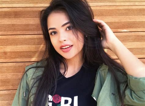 Musically Star Selina Mour Ihre Erste Single Hold Me Ist Da Starzip