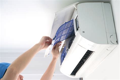 남성 수리 및 방에서 에어컨을 씻어 그는 공기 기술자 정비사 엔지니어입니다 유지 보수 에어컨 나 자신 에어컨에 대한 스톡 사진