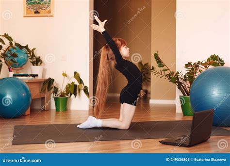 девушка занимается гимнастикой дома девушка занята в компьютерном гимнастике гимнастка
