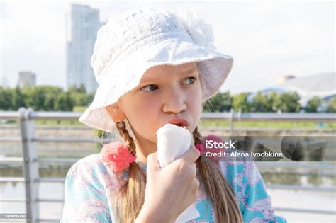 배고픈 아이는 여름에 해변에서 길거리 음식을 먹는다 튀긴 소시지를 먹는 모자를 쓴 소녀 패스트 푸드를 먹는 행복한 아이들 가공육에 대한 스톡 사진 및 기타 이미지 Istock